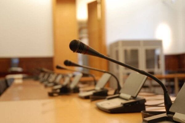 Les meilleurs micros pour une salle de conférence – DigiDis